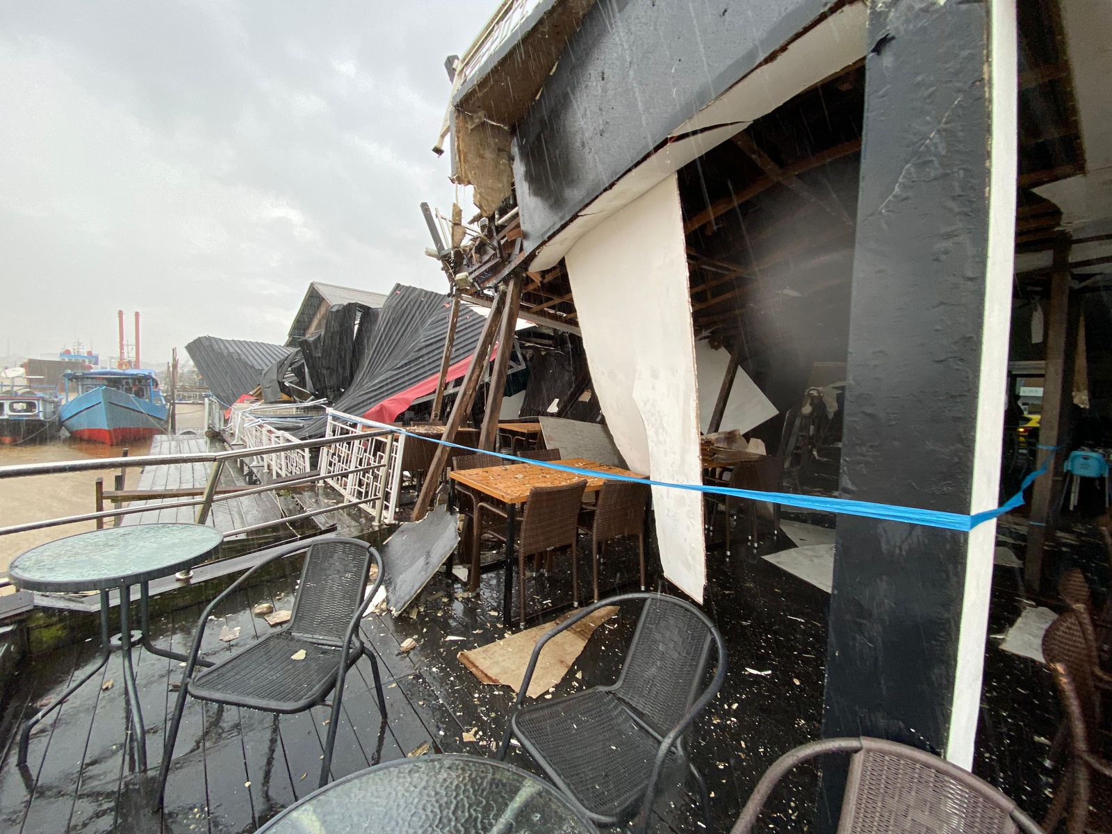Tali Putus di Tengah Hujan Deras, Musabab Tongkang Tabrak Kafe di Tepi ...